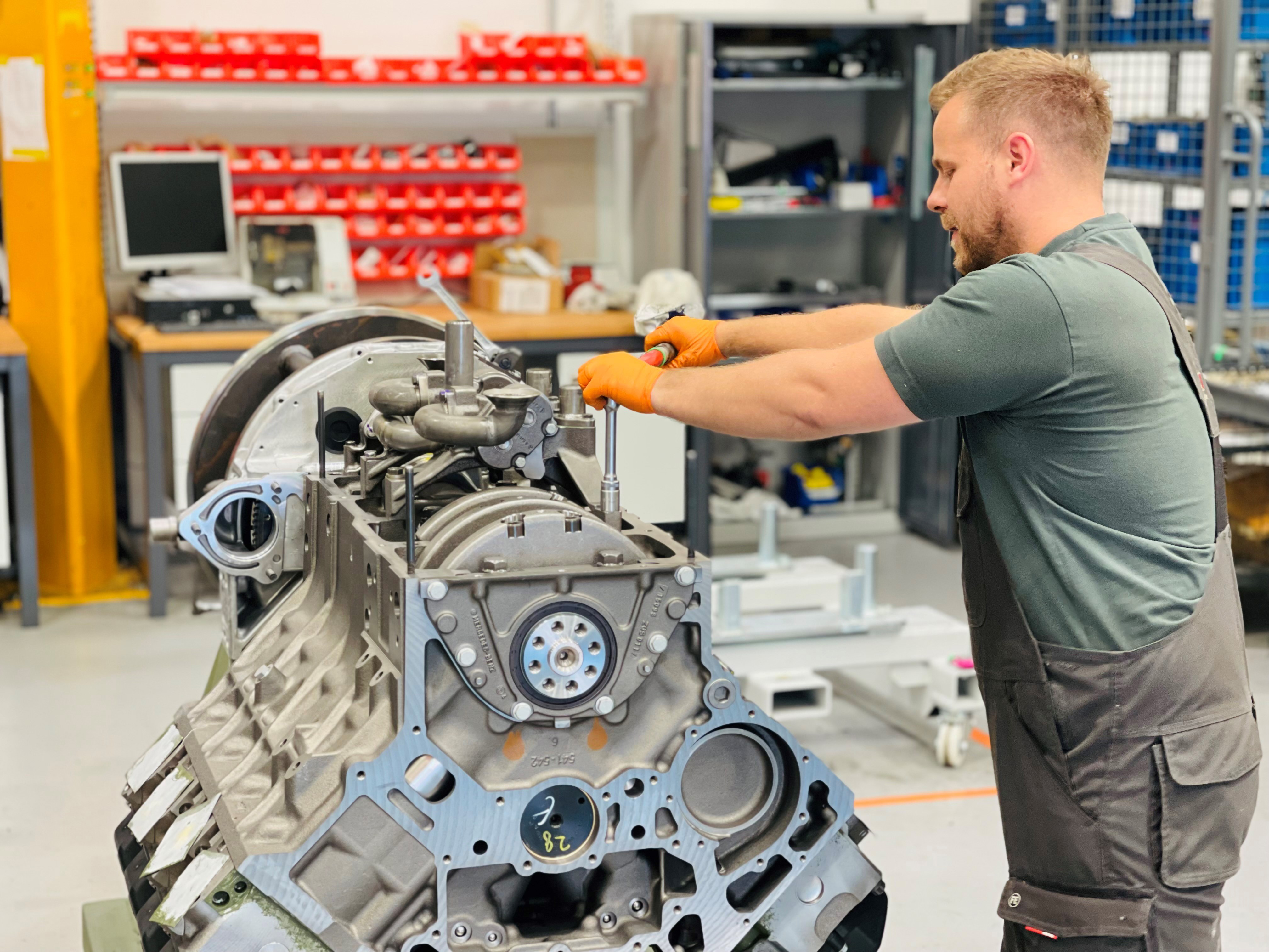 Rolls-Royce introduces first UK assembled mtu 8V 199 engine